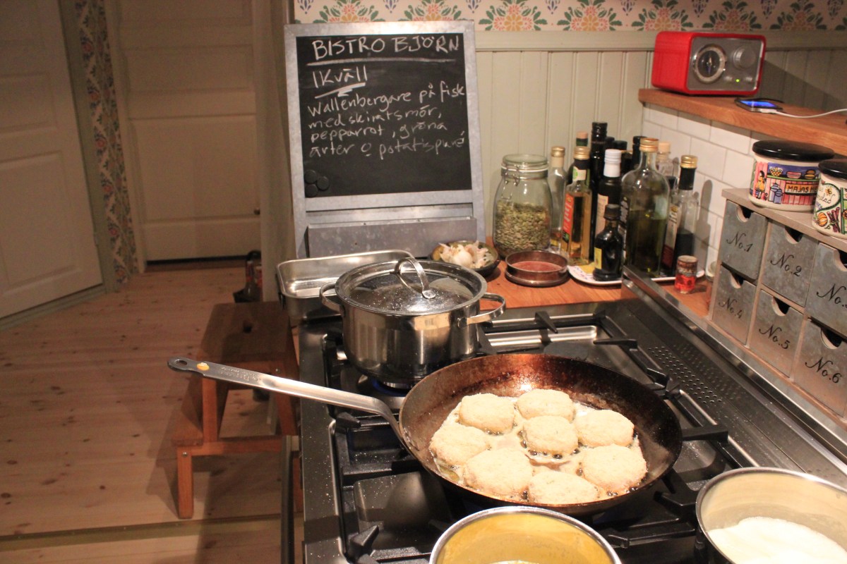 Wallenbergare på fisk med skirat smör, pepparrot, gröna ärter och ...