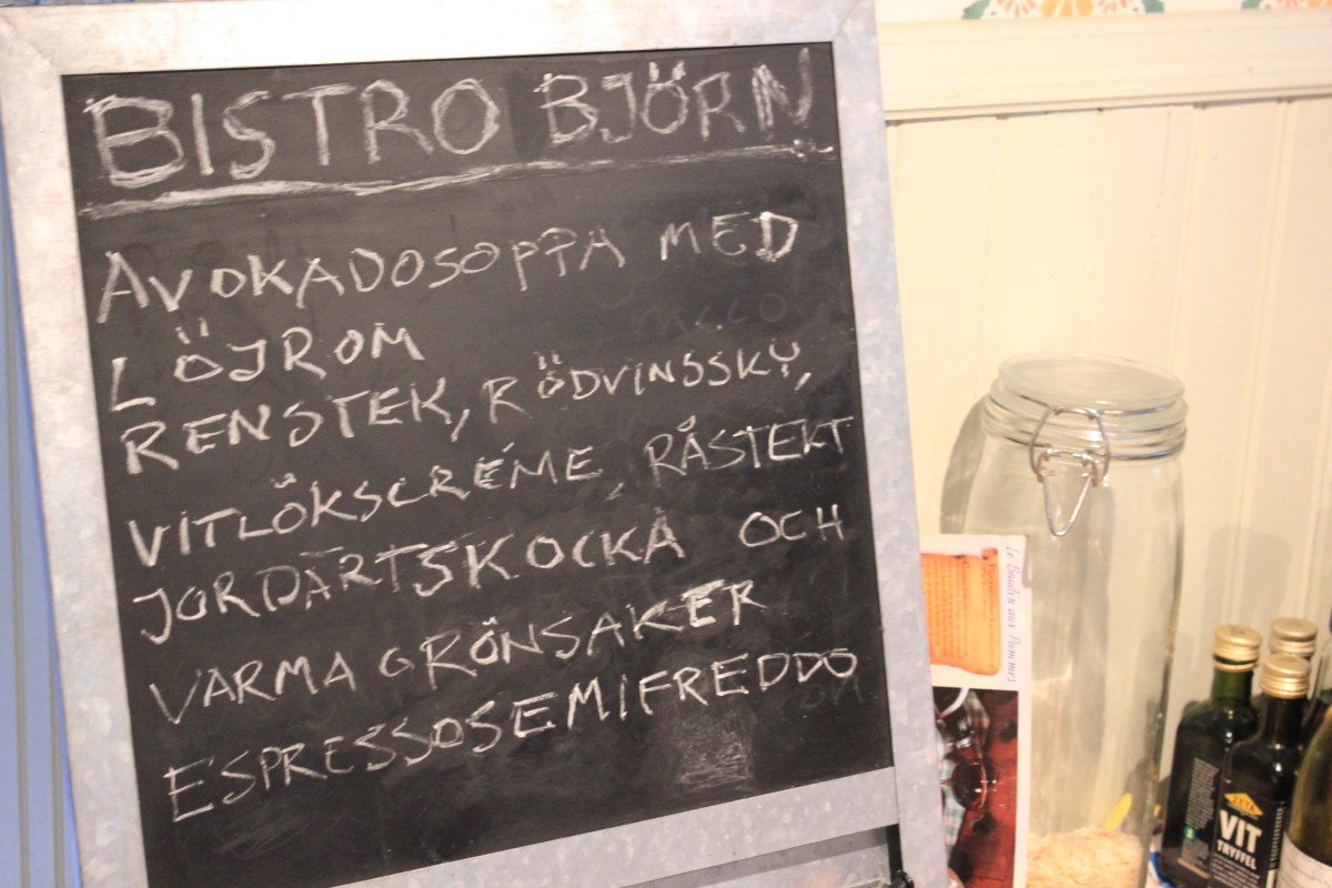 Renstek, rödvinssky, vitlökscréme, råstekt jordärtskocka och svartrot ...